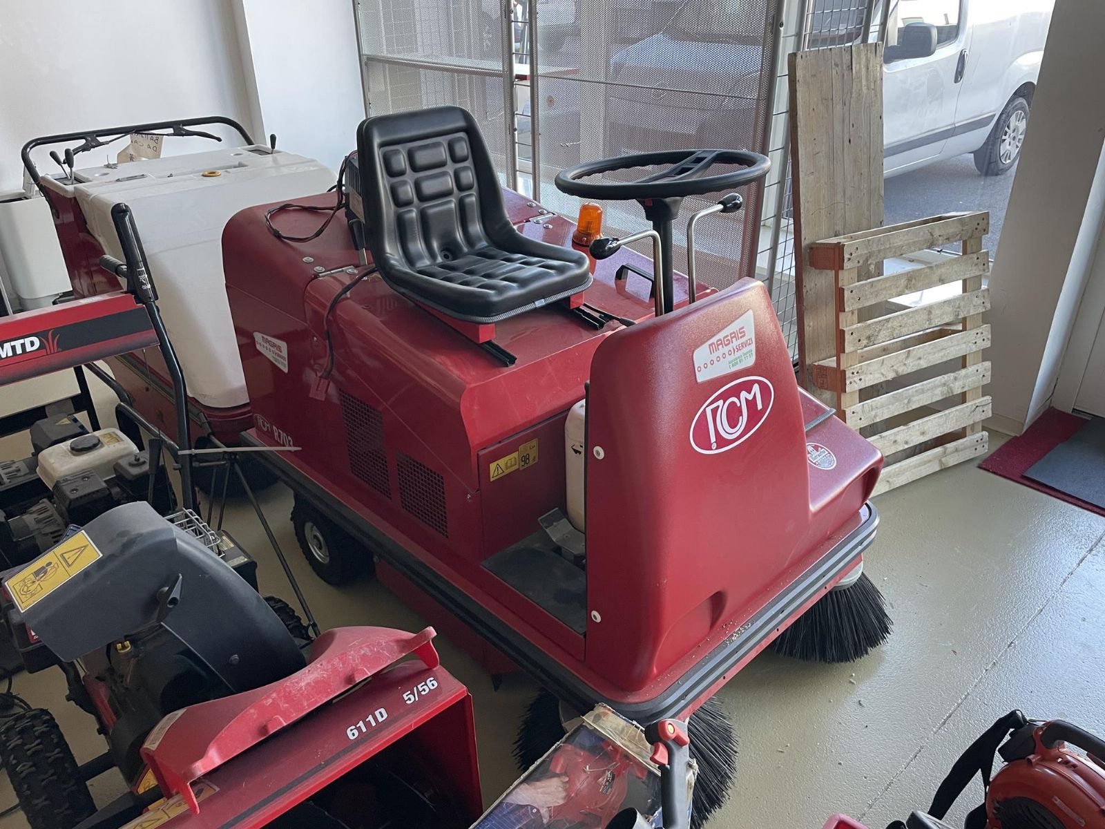 Ride-on Sweeper and Sweeper | Gobidreal.it